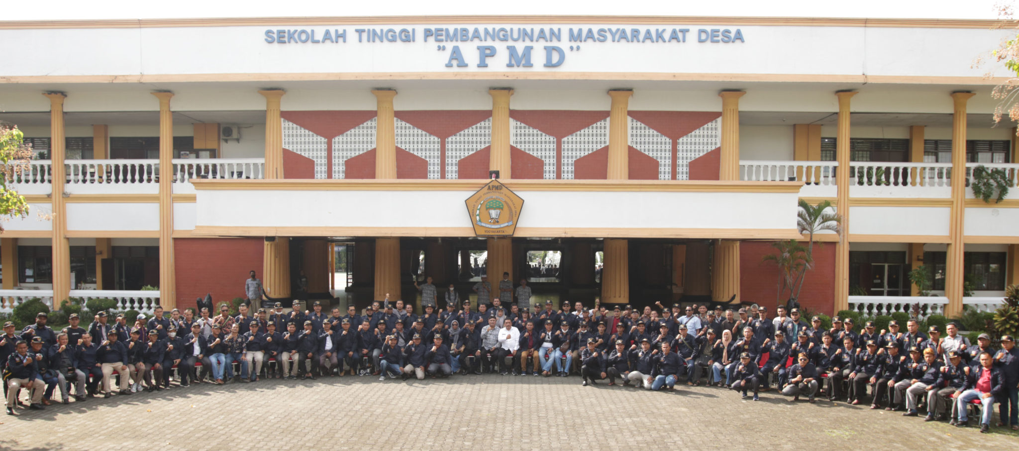 Sekolah Tinggi Pembangunan Masyarakat Desa "APMD" – Membangun Komitmen ...